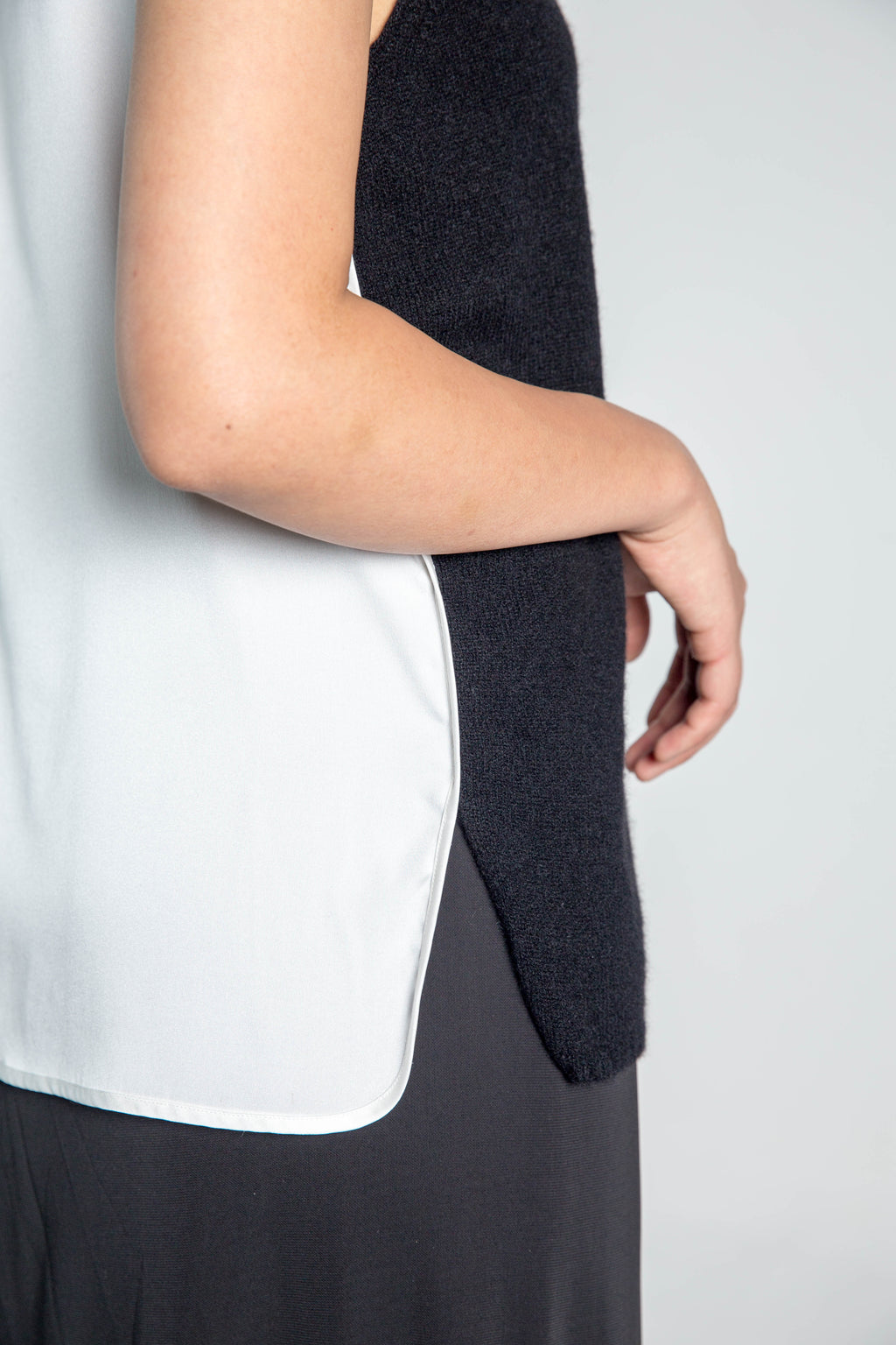 Ch-loe Cashmere Vest - Black/Egg Shell – RURI